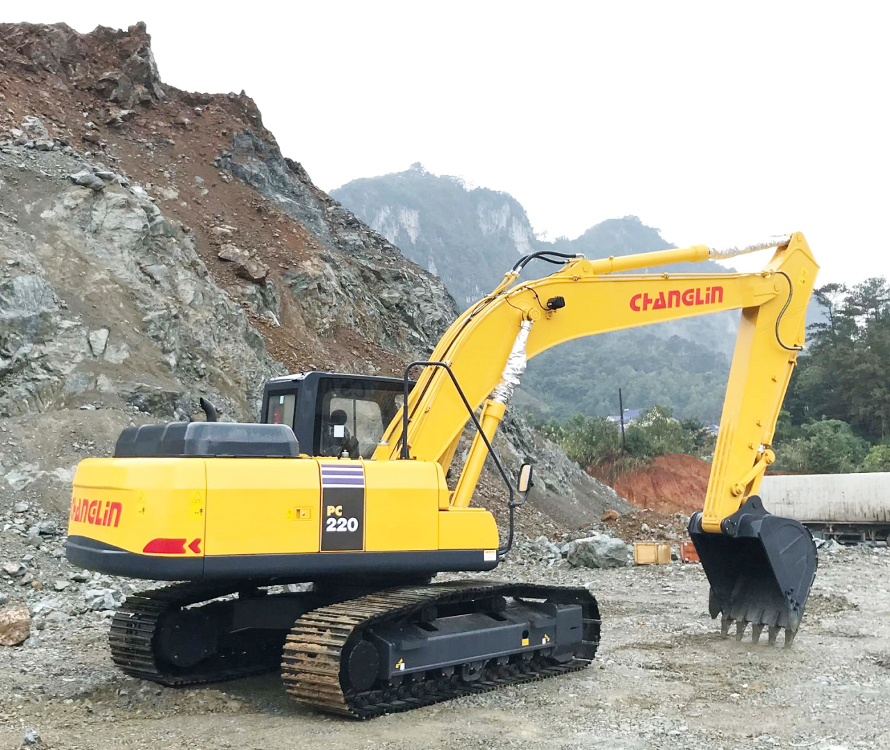 KOMATSU PC220-8 - MÁY XÚC LIÊN DOANH KOMATSU CHNAGLIN